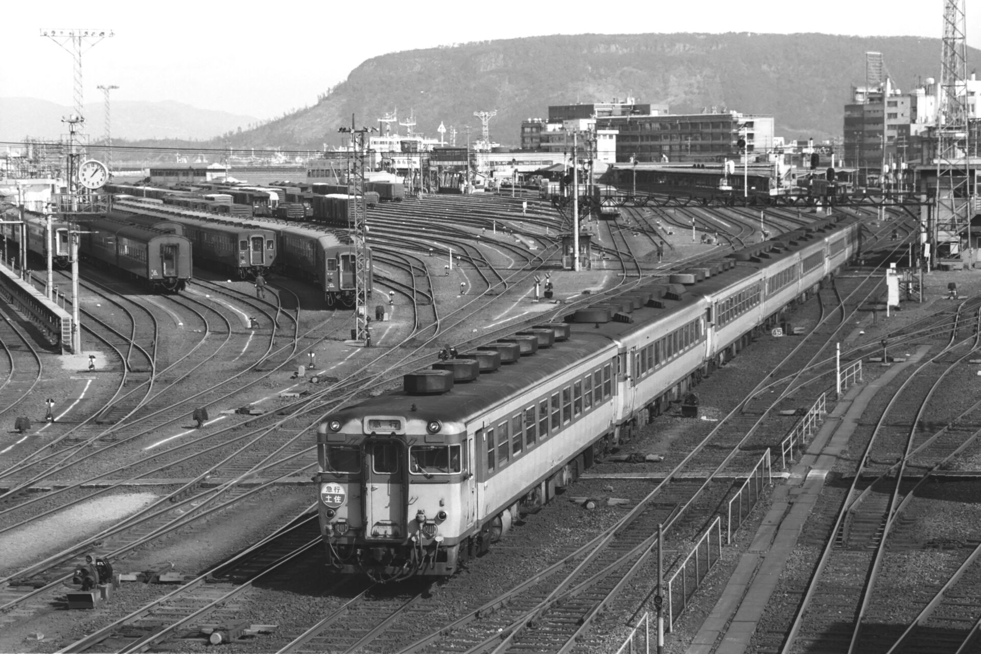 高松 大的場立体交差 | 国鉄 四国のDF50 1980年代の写真から
