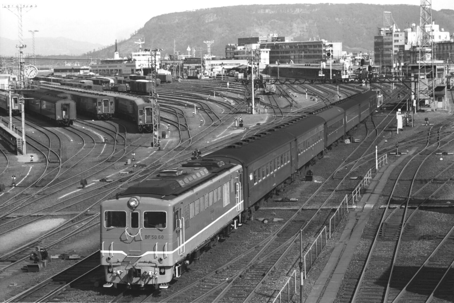 高松 大的場立体交差 | 国鉄 四国のDF50 1980年代の写真から