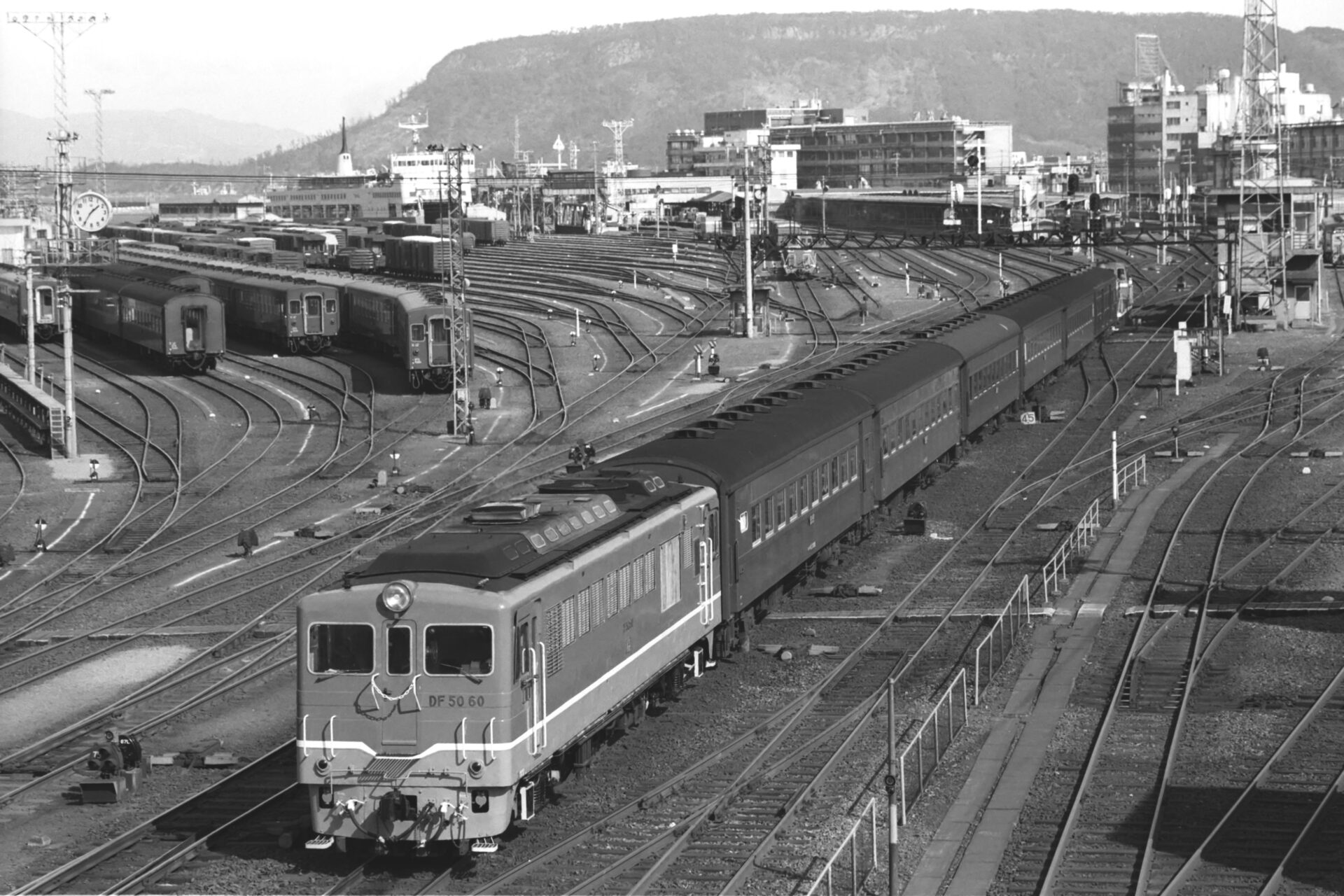 高松 大的場立体交差 | 国鉄 四国のDF50 1980年代の写真から